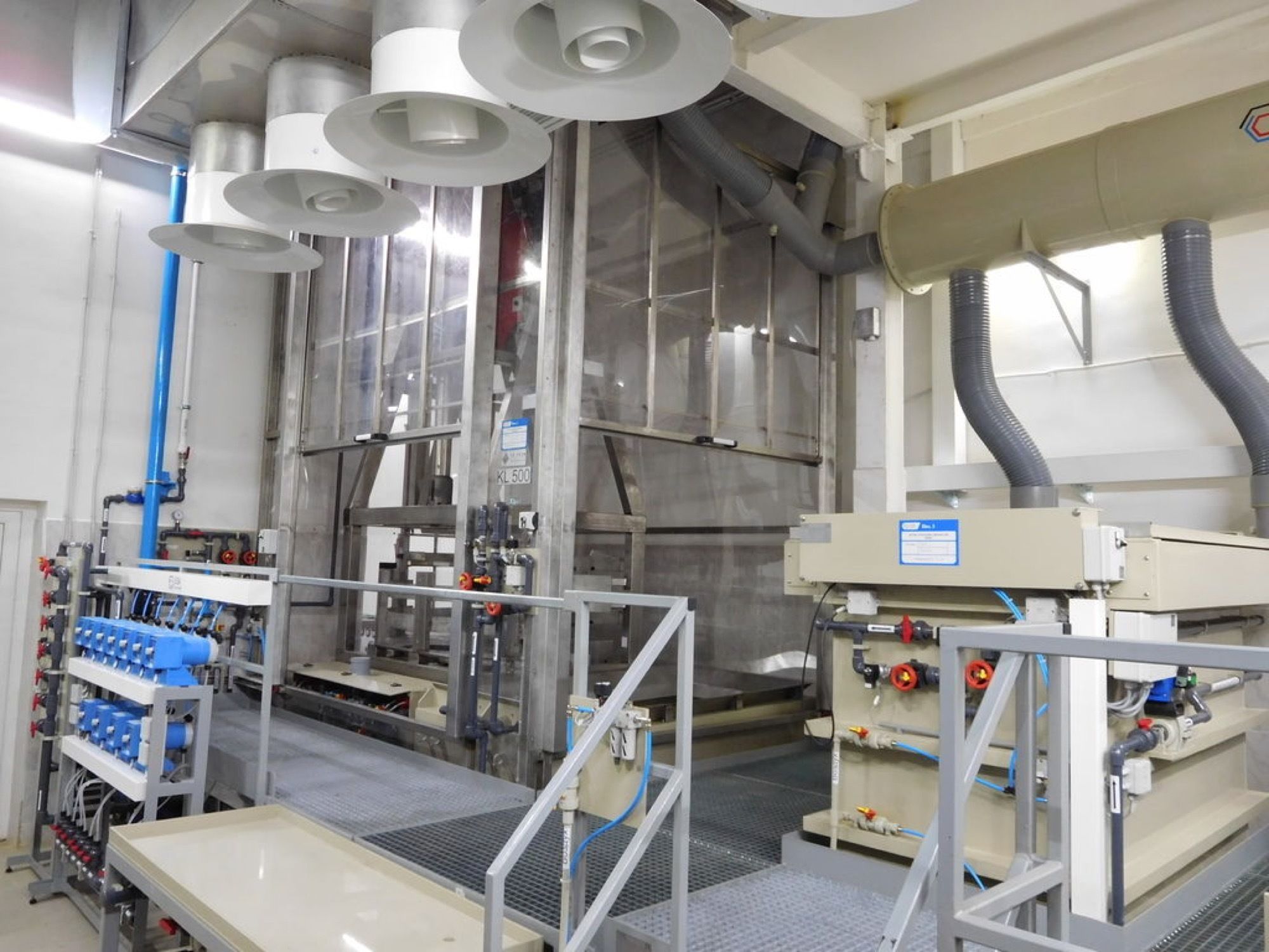 Fully automatic station for the preparation of cyanide galvanic baths ...