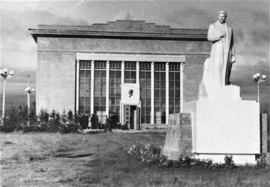 Nové Stalinovy památníky - nový Stalinův kult?